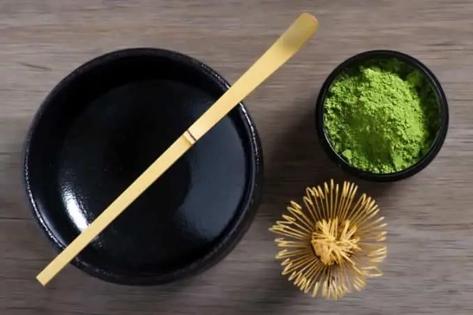 How To Make Matcha Green Tea Authentic (or a Healthy Latte) - Superfoodly